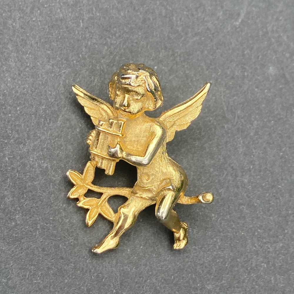 Vintage Angel Cherub Playing Instrument Brooch Pin - Gem